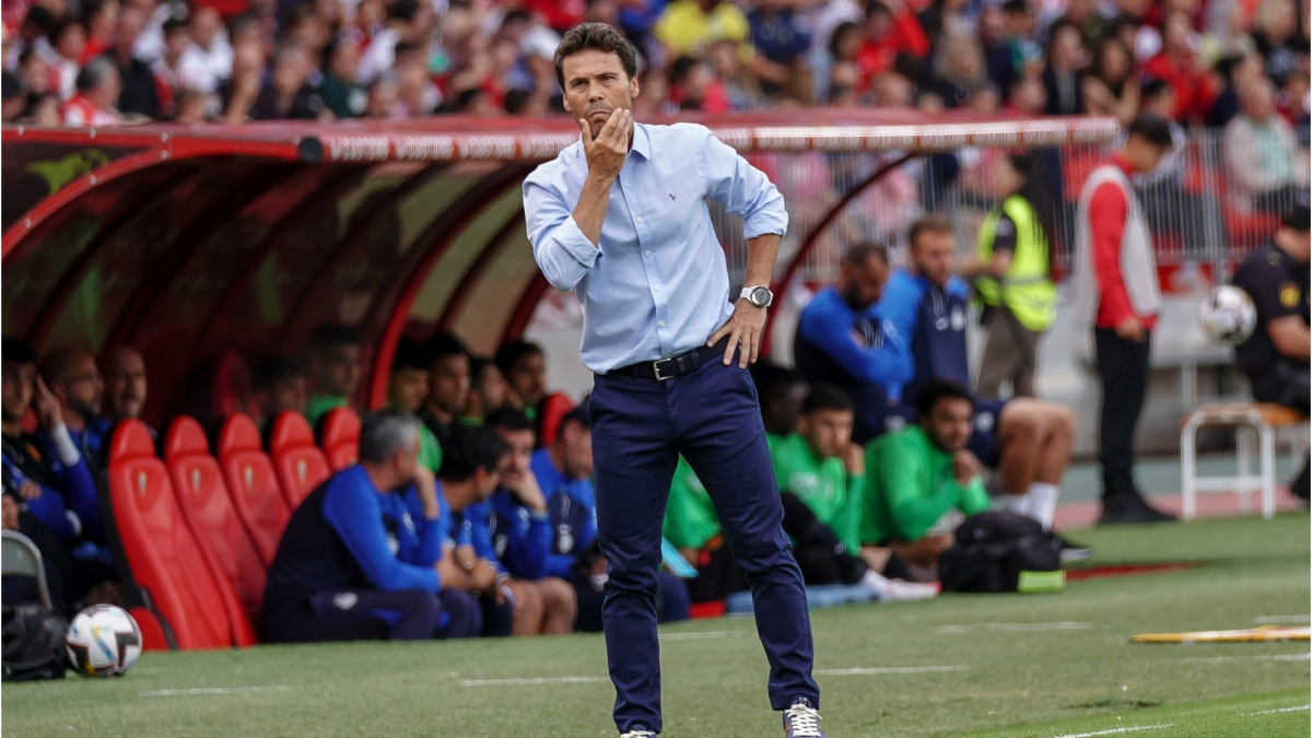 Rubi, un entrenador centenario y la única esperanza para el Almería