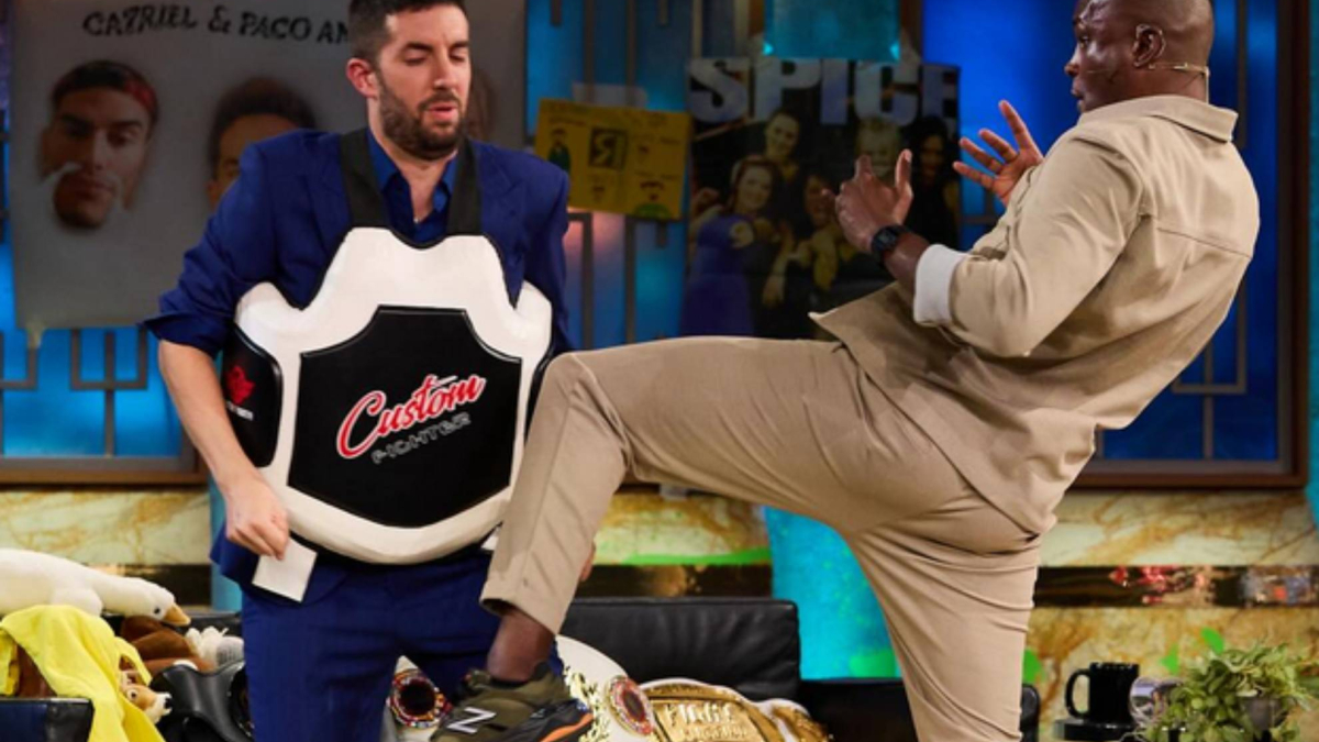 El reto de Nayanesh Ayman a David Broncano en 'La Revuelta': "Te doy un rodillazo y tienes que ...