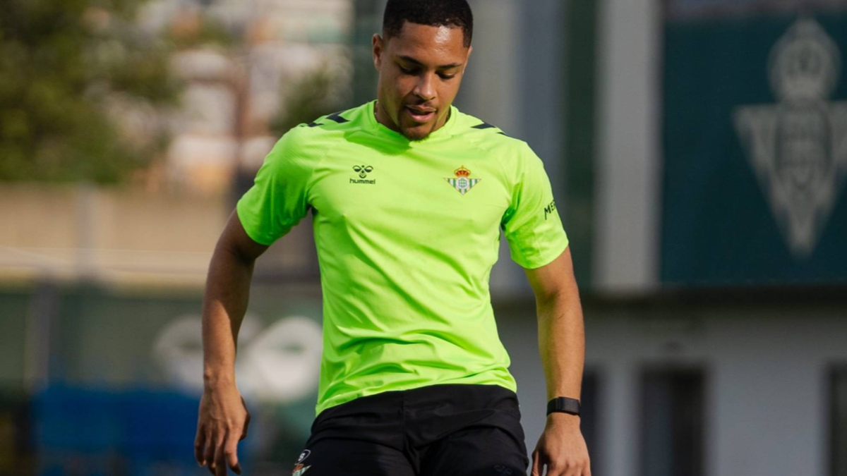 Vitor Roque se entrena con el Betis mientras se cierra su salida