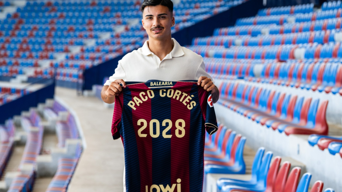 Paco Cortés, sacrificio y fidelidad, renueva con el Levante hasta 2028