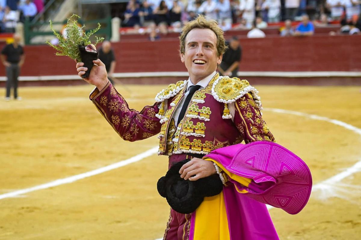 Román se ofusca ante un buen toro de una impresentable juanpedrada