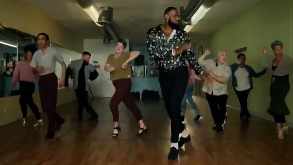 ¿Te imaginas a LeBron bailando salsa? No lo imagines, disfrútalo aquí ...