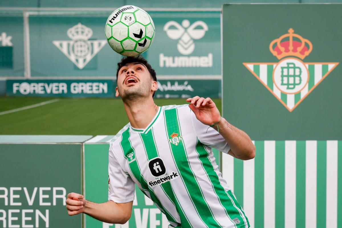 La presentación de Johnny Cardoso como nuevo jugador del Betis, en fotos