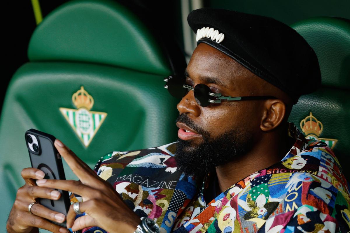 El colorido 'outfit' de Bakambu que arrasa en las redes sociales