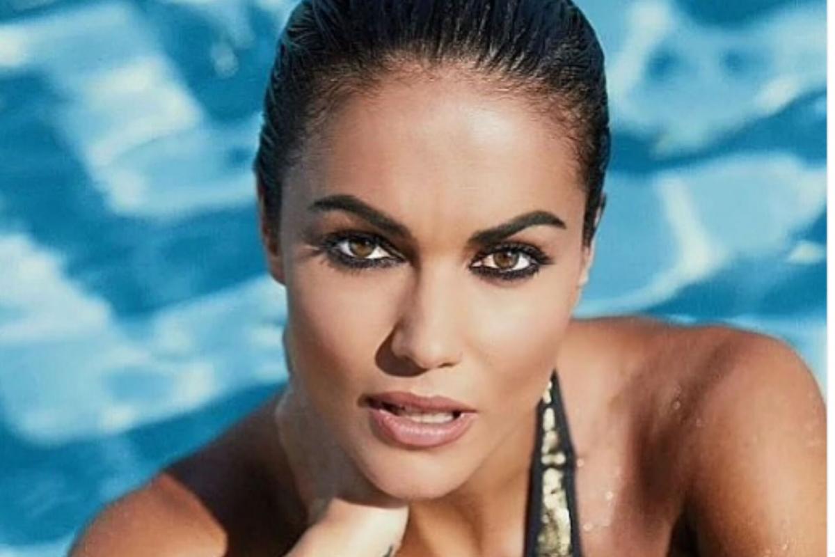 Lara Álvarez añade su último y espectacular posado en bikini a su colección