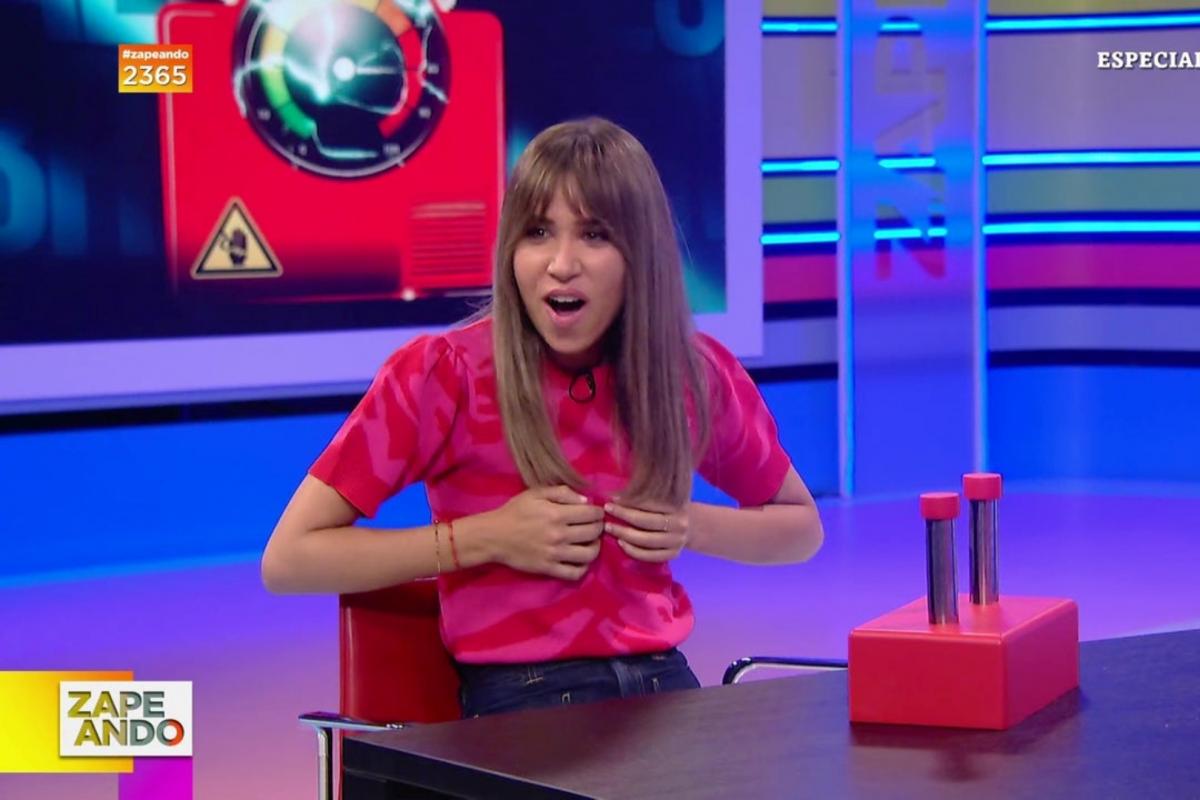 María Gómez recibe un calambrazo en directo en 'Zapeando': "Me han ...