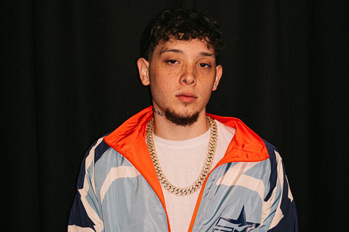 Yan Block le canta a la chica de los ojos verdes en su nuevo sencillo