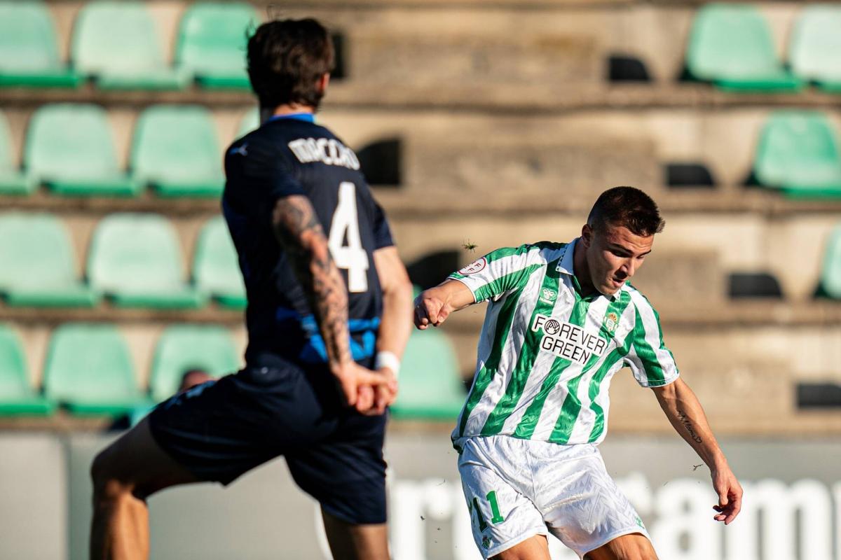 El Betis da un paso de gigante en la Youth League con un 'hat-trick' de Paco Esteban