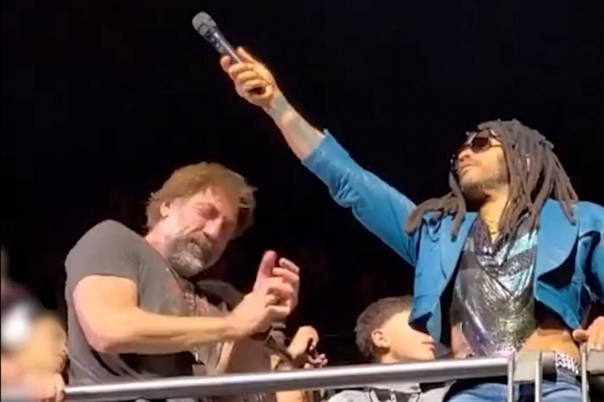 Lenny Kravitz se sube a la grada durante su concierto y provoca el ...