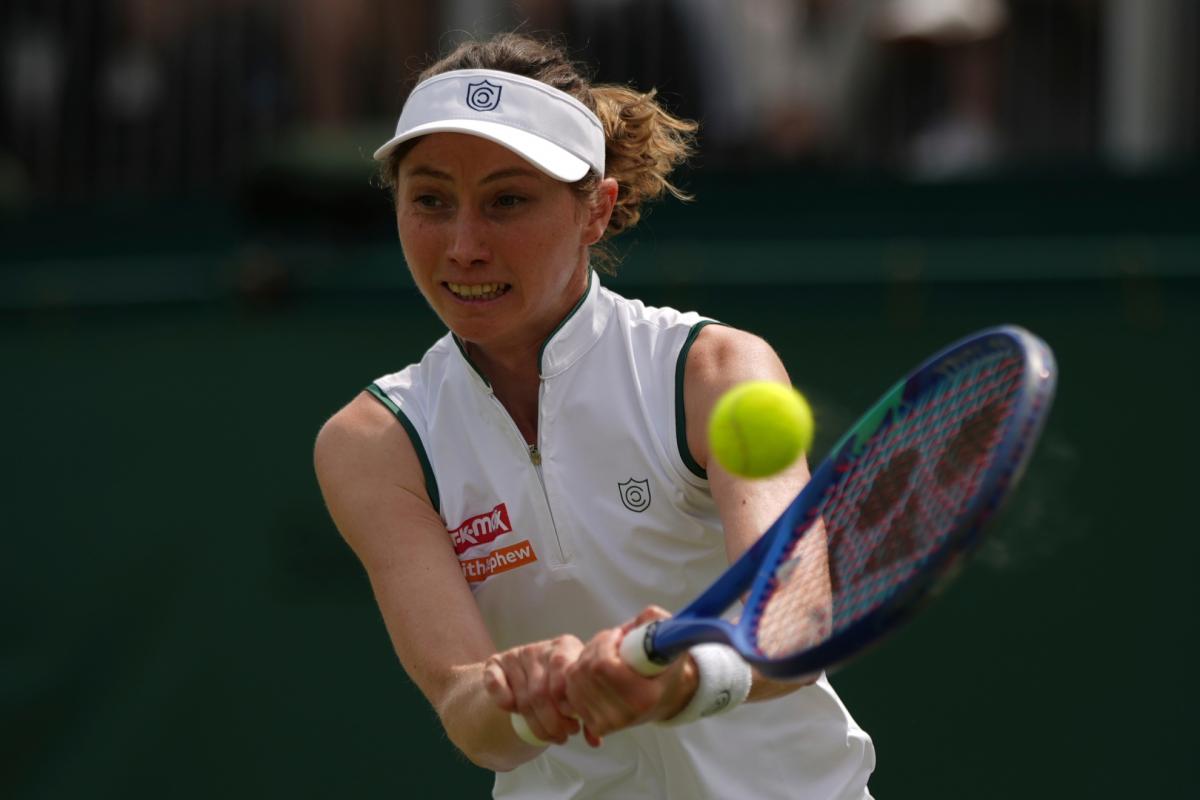 Jur-335 subindo displaying her handsomely hung goids and