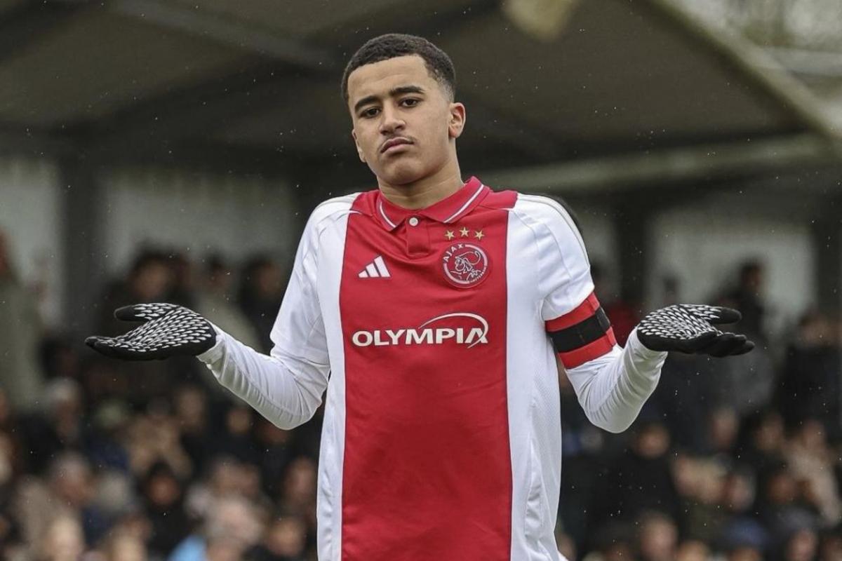 Muscle girl por ascended to the room, knocked on the door,