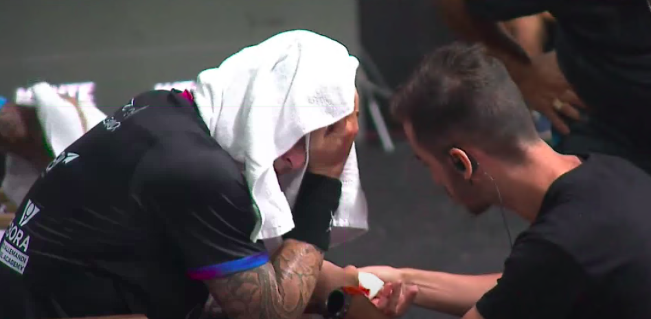 15 puntos de sutura, tres horas de partido y no se retira: la ...