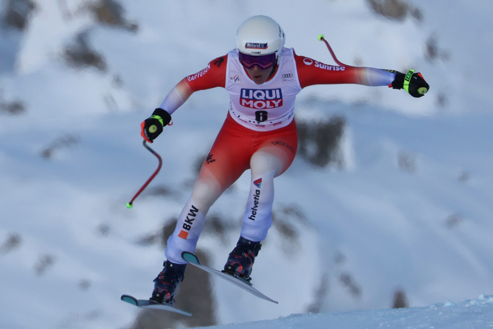La suiza Jasmine Flury vence en el descenso de Val d'Isere