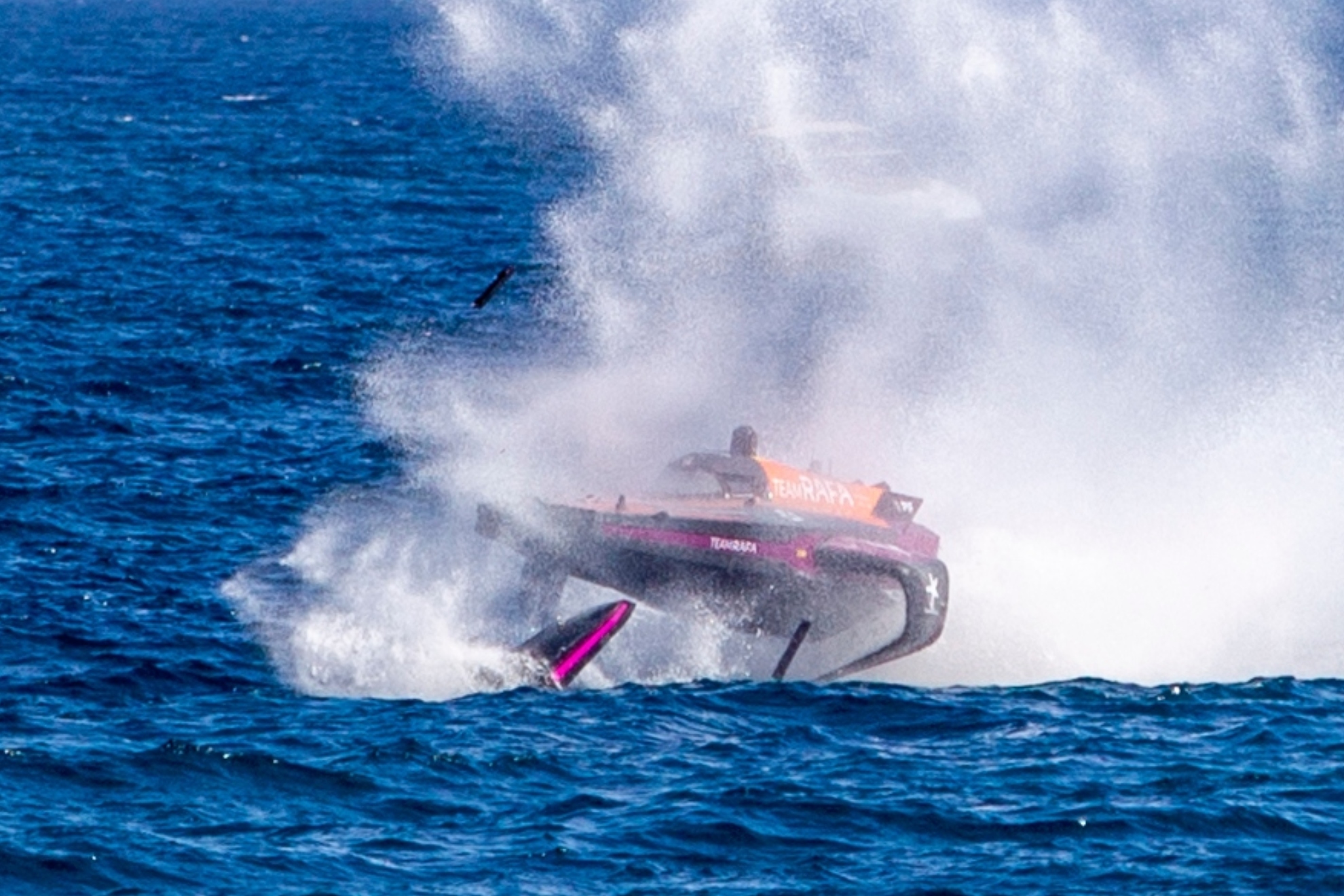 El viento y el oleaje parten la proa del barco Team Rafa en una carrera espectacular de E1 en ...