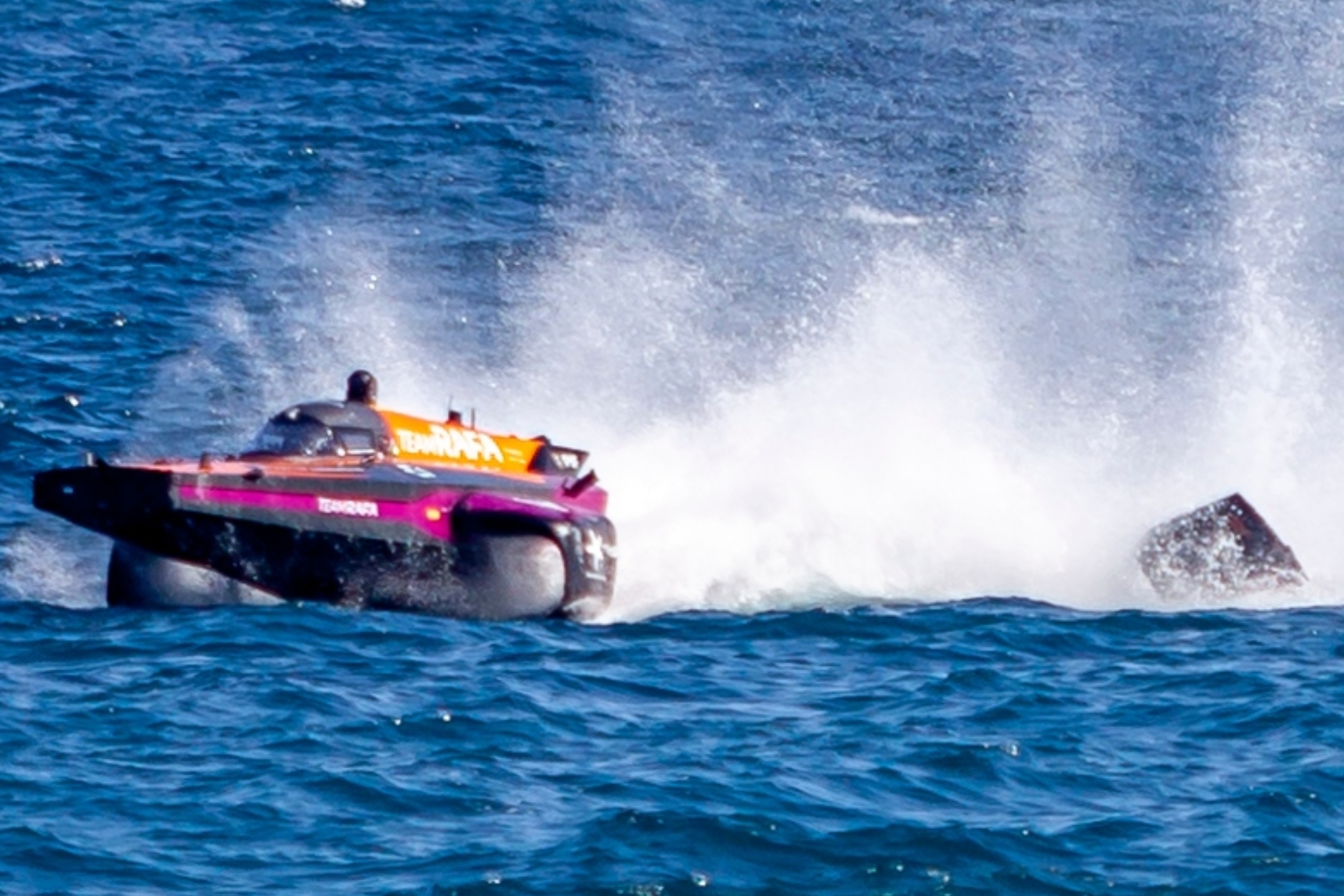 El viento y el oleaje parten la proa del barco Team Rafa en una carrera ...