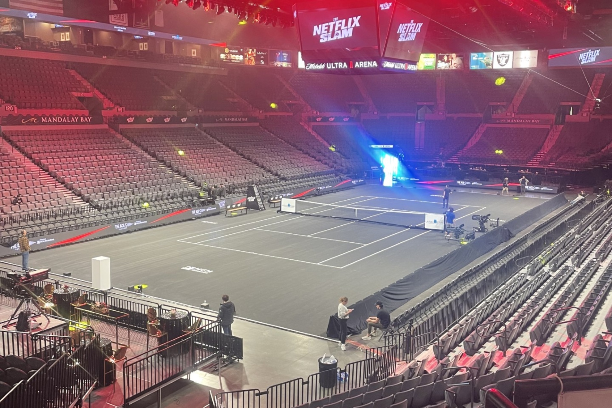 Una pista de tenis en 24 horas: el Michelob Ultra Arena albergó el ...