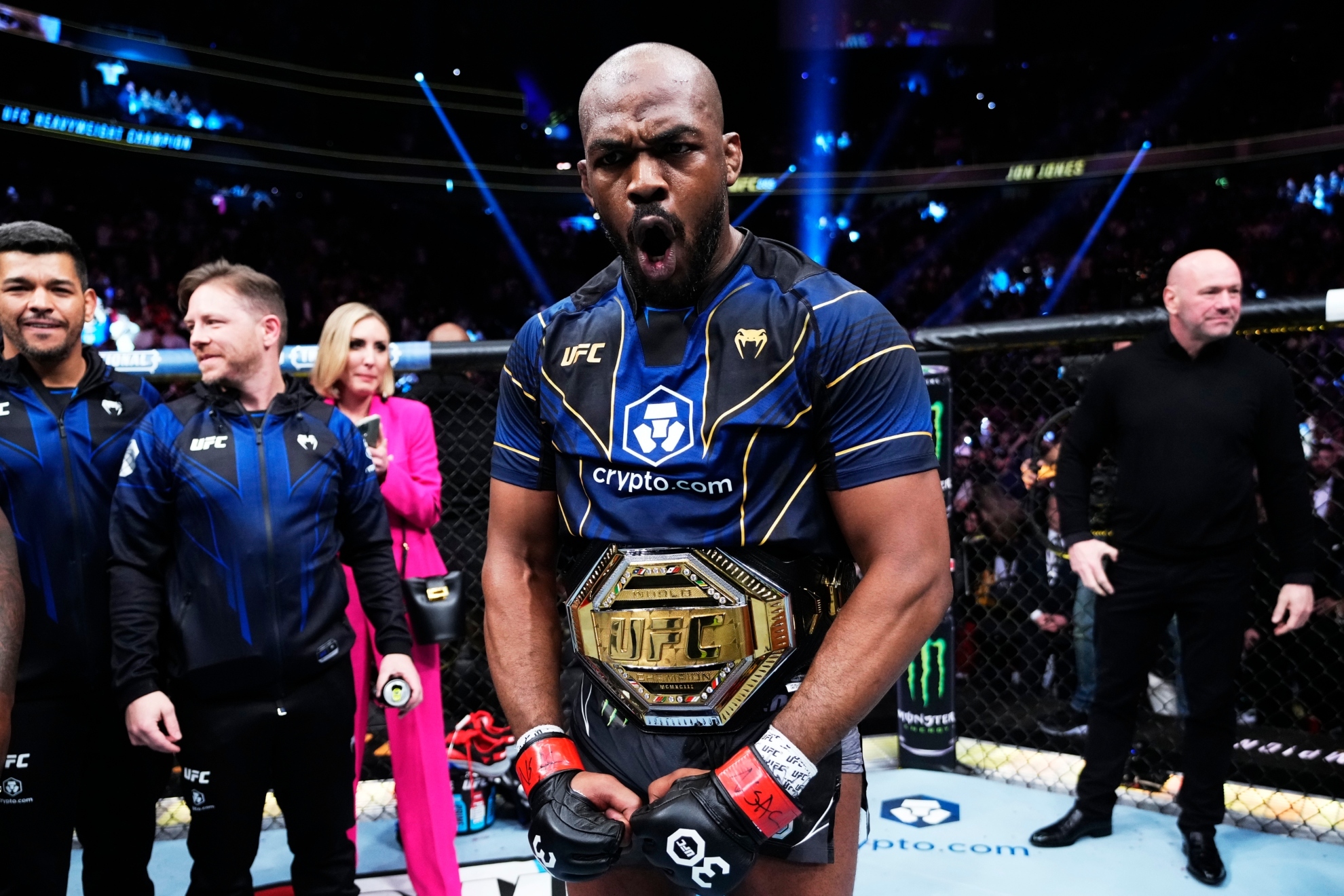 ¡La leyenda ha vuelto! Jon Jones 'guillotina' a Gane en dos minutos