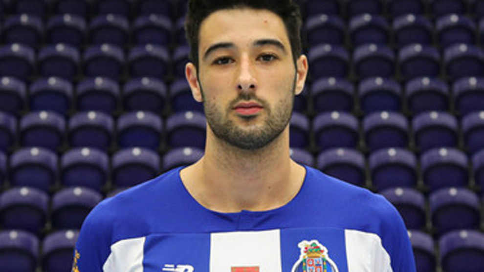 El Cangas da la baja a Peiró y ficha al primera línea internacional ...