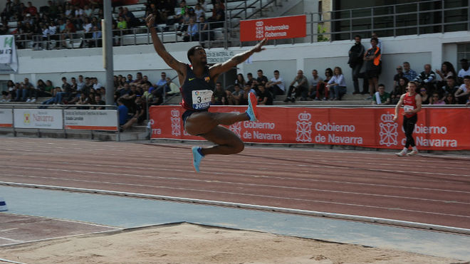 Okutu se proclama campeón de España de longitud con un último vuelo de 7,93
