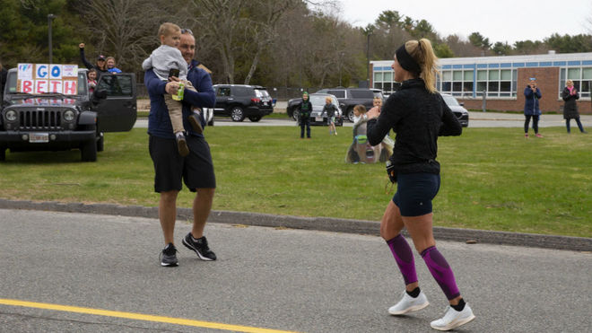Corre un maratón por las calles de Medfield, en Massachusetts, en el ...