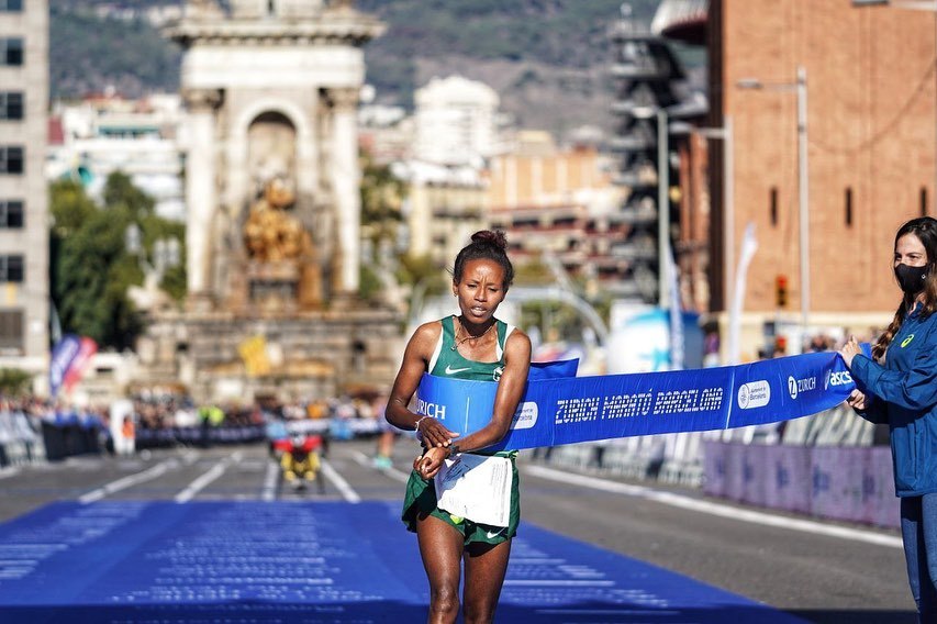 Samuel Kosgei y Tadu Teshome baten los dos récords del Maratón de Barcelona