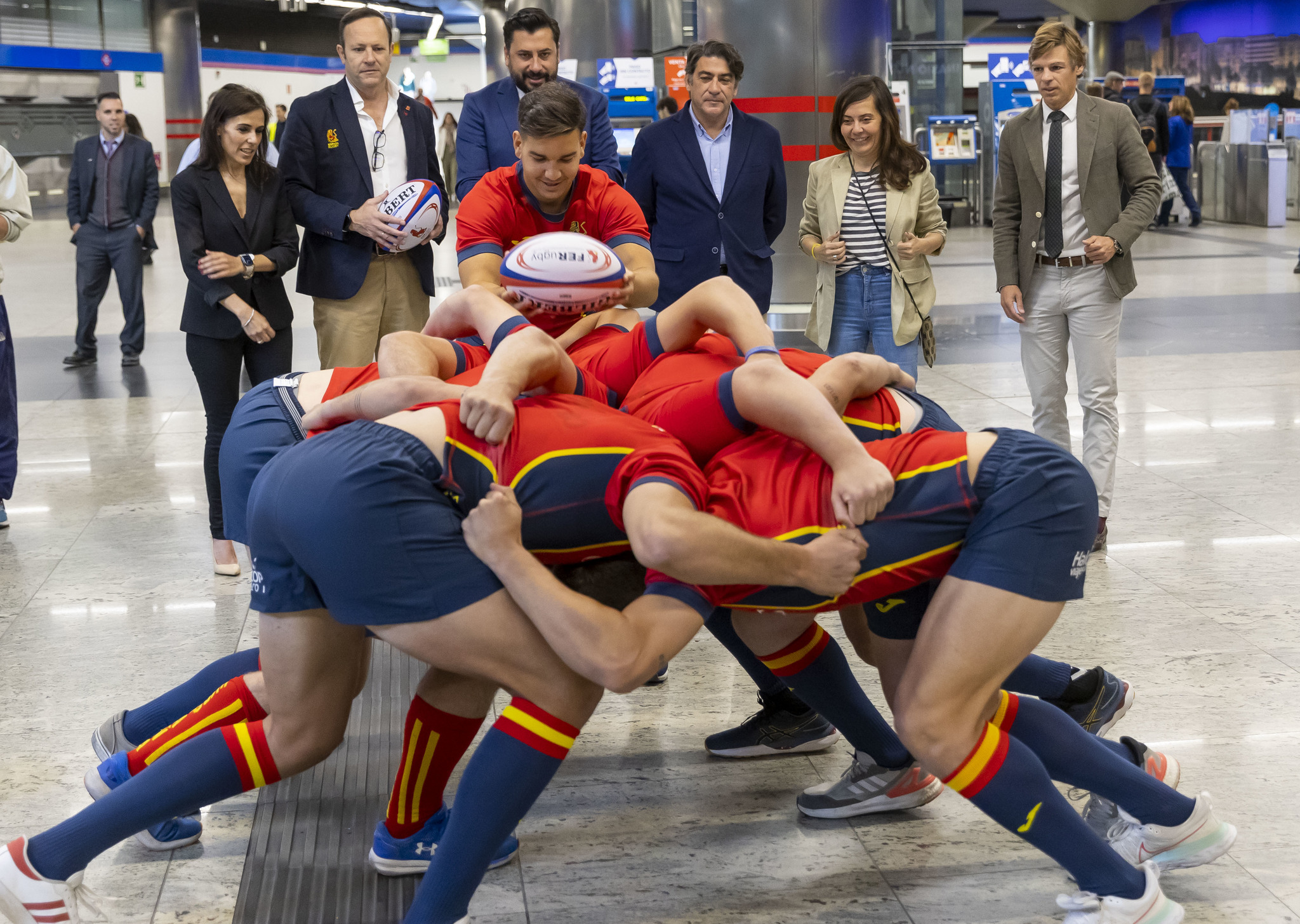 El rugby toma el metro en apoyo a 'The Match' entre España y Argentina