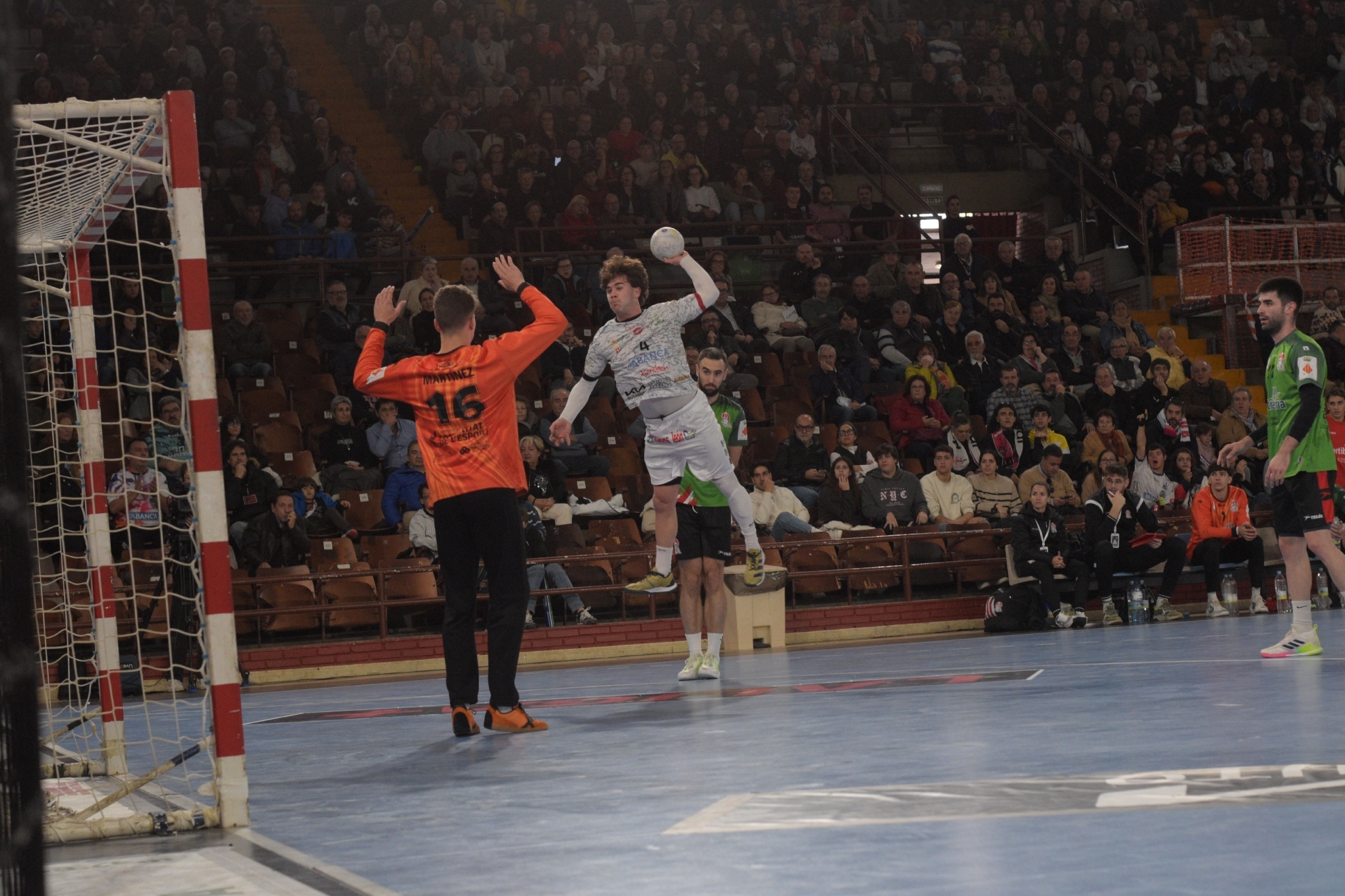 El Ademar resuelve al descanso ante el Puerto Sagunto su tercera victoria consecutiva