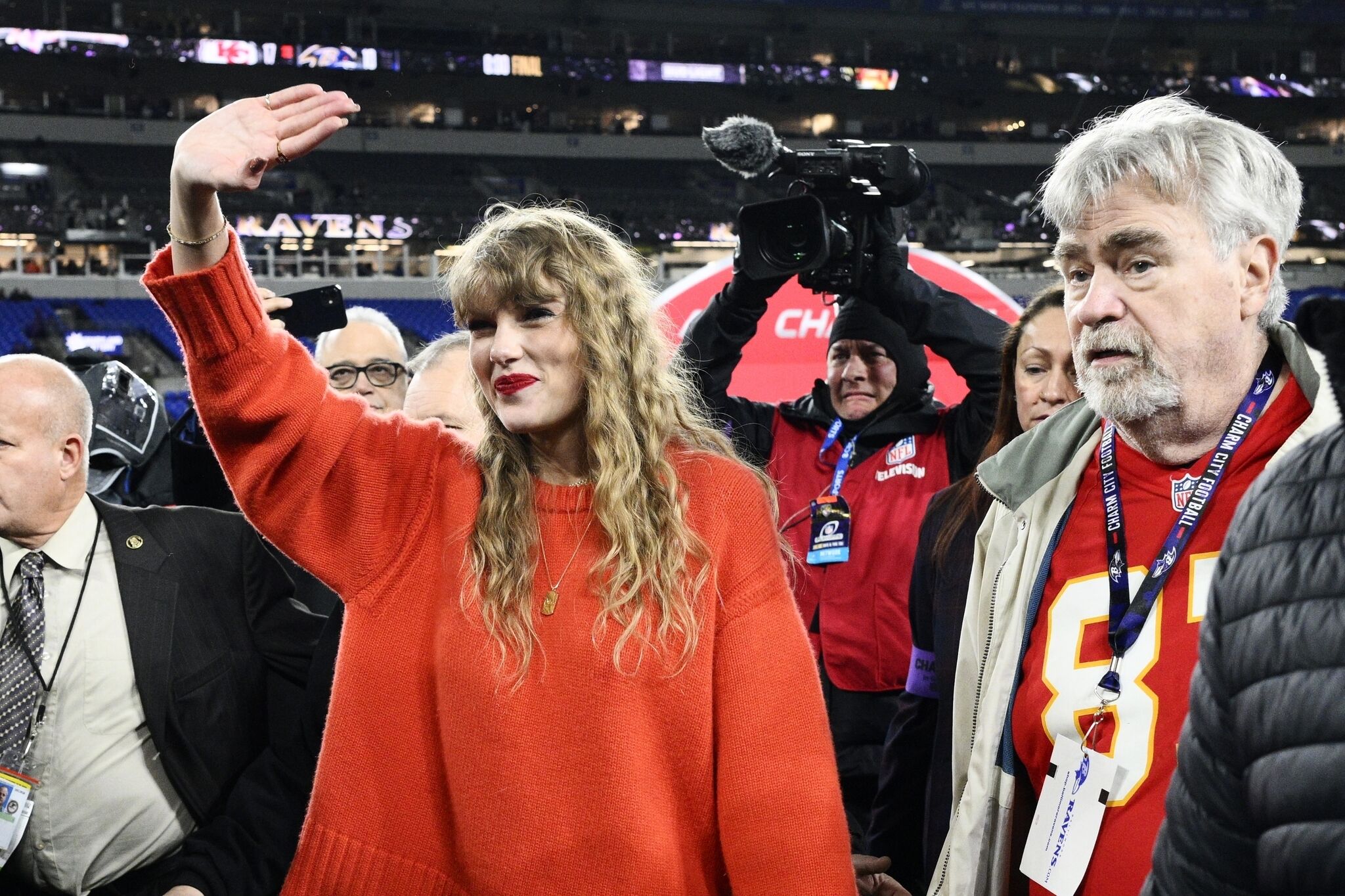 Taylor Swift 'jugará' la Super Bowl: su histórico beso a Travis Kelce tras las clasificación de ...