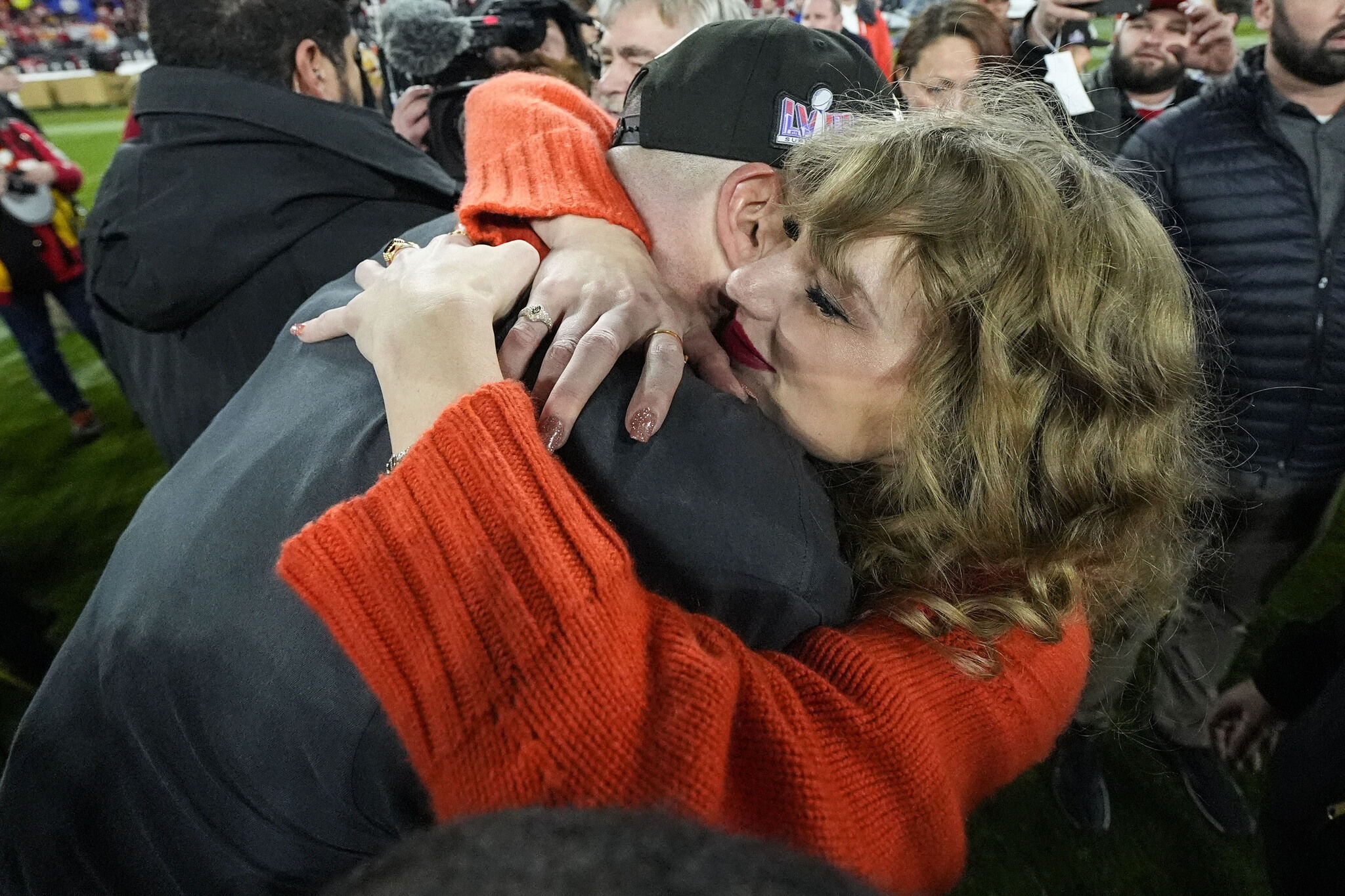 Taylor Swift 'jugará' la Super Bowl: su histórico beso a Travis Kelce tras las clasificación de ...