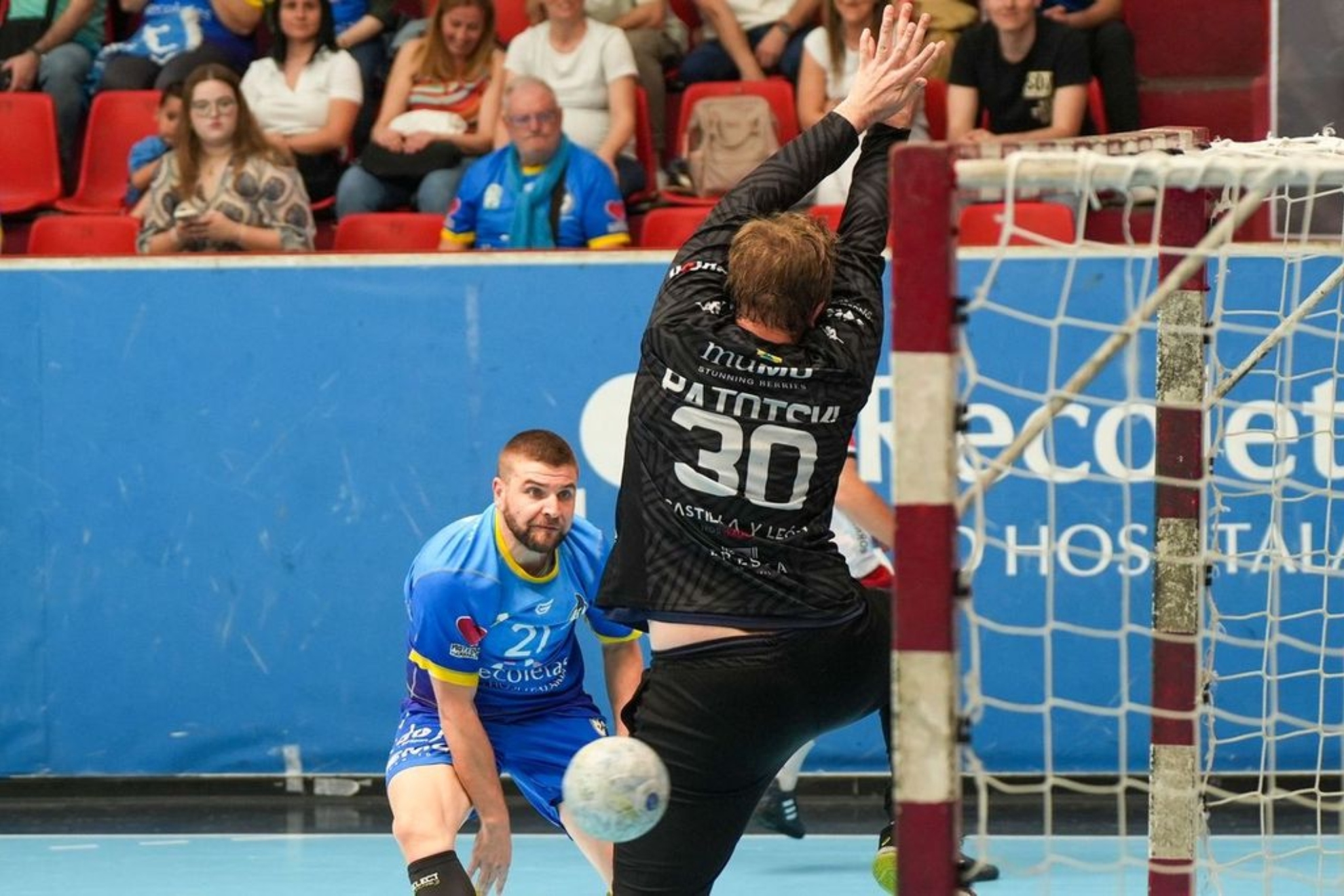 El Atlético Valladolid sigue con paso firme y vence al Nava en el derbi