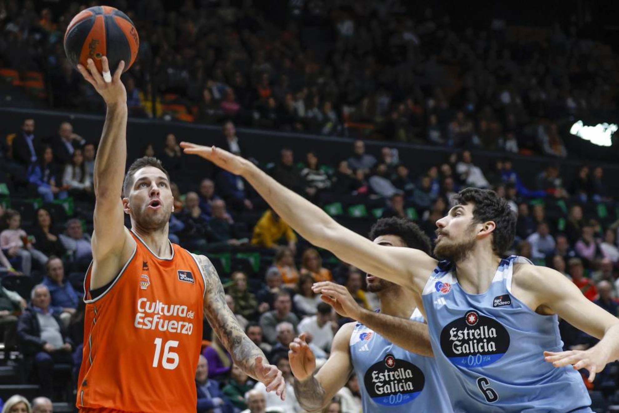 La defensa zonal rescata al Valencia ante un buen Breogán