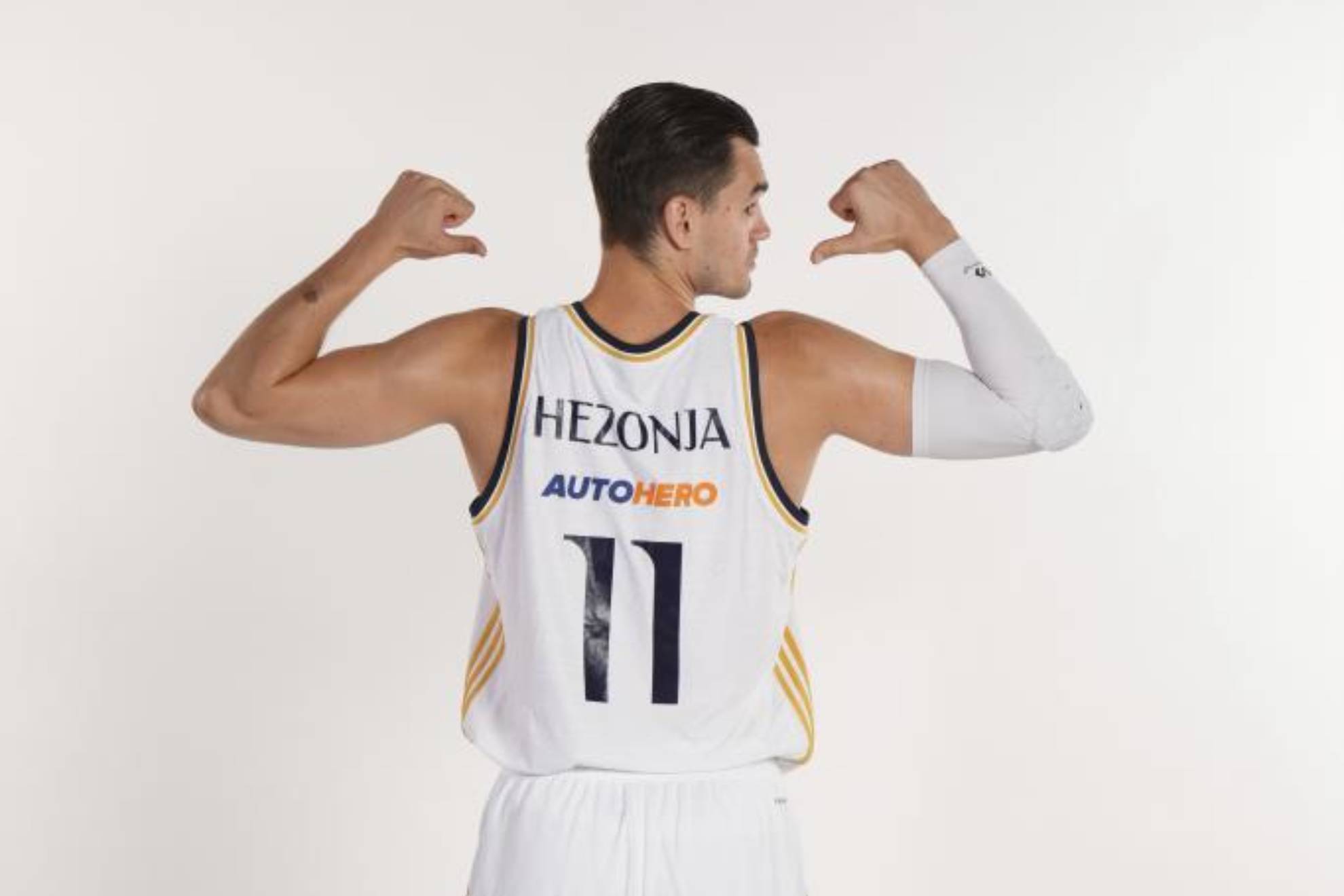 "Yo he visto el acuerdo firmado por Hezonja y el Barça"