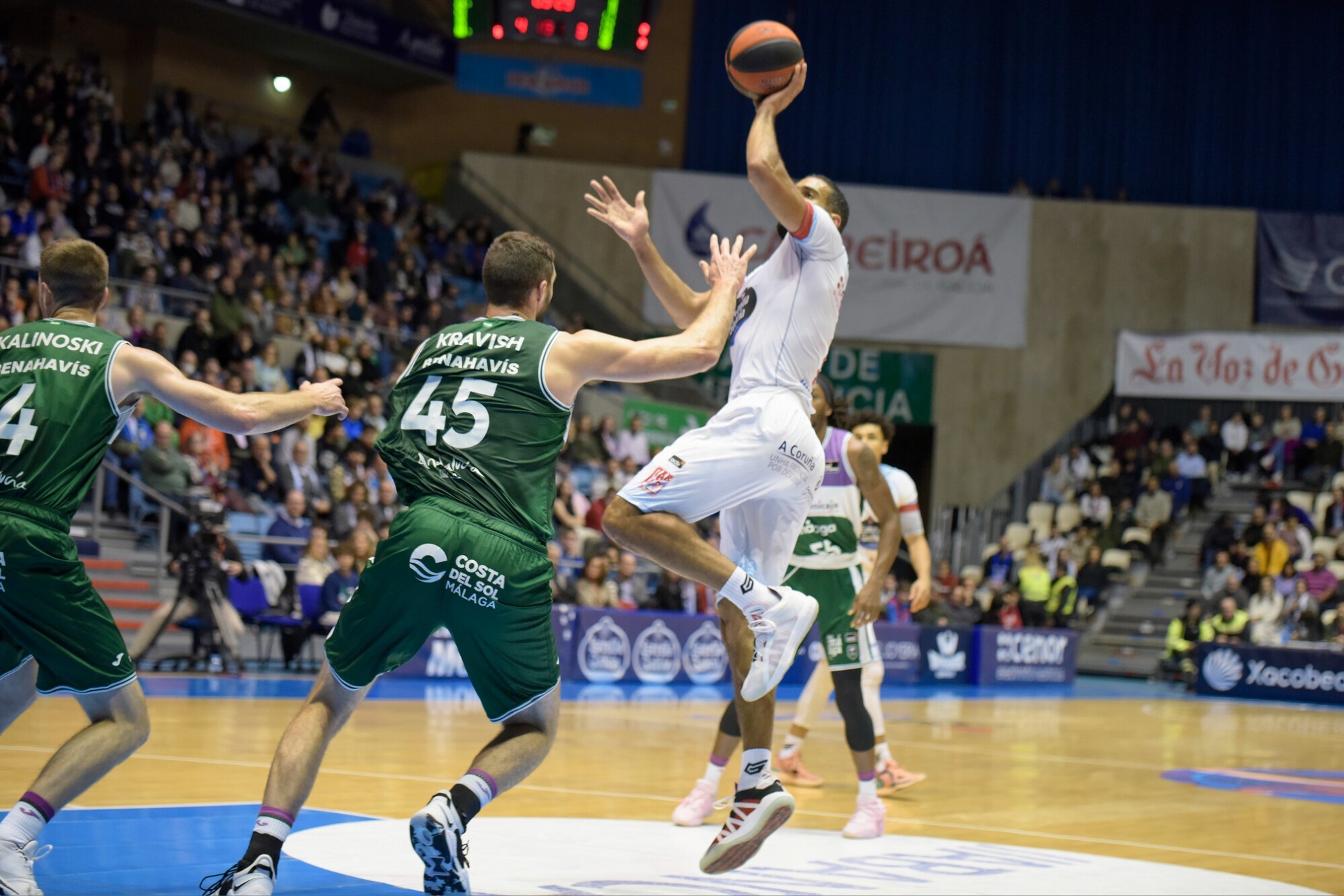 El Unicaja estira su racha y hurga en la herida del Monbus Obradoiro