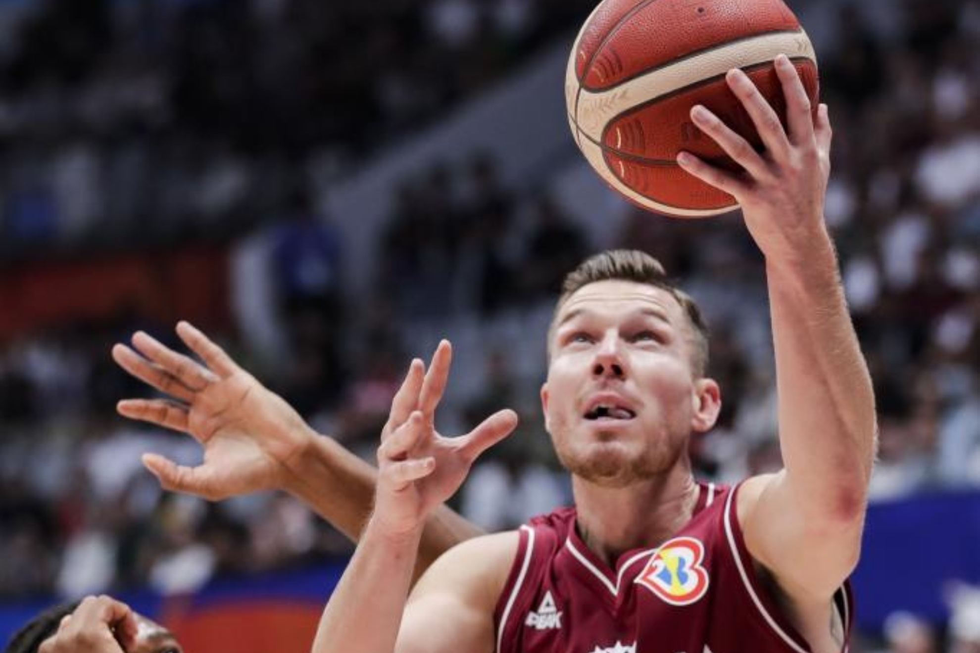 Dairis Bertans, pieza clave de Letonia, no jugará ante España por lesión