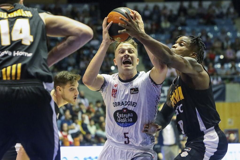 El Obradoiro sufre para amarrar un nuevo triunfo tras otro final agónico