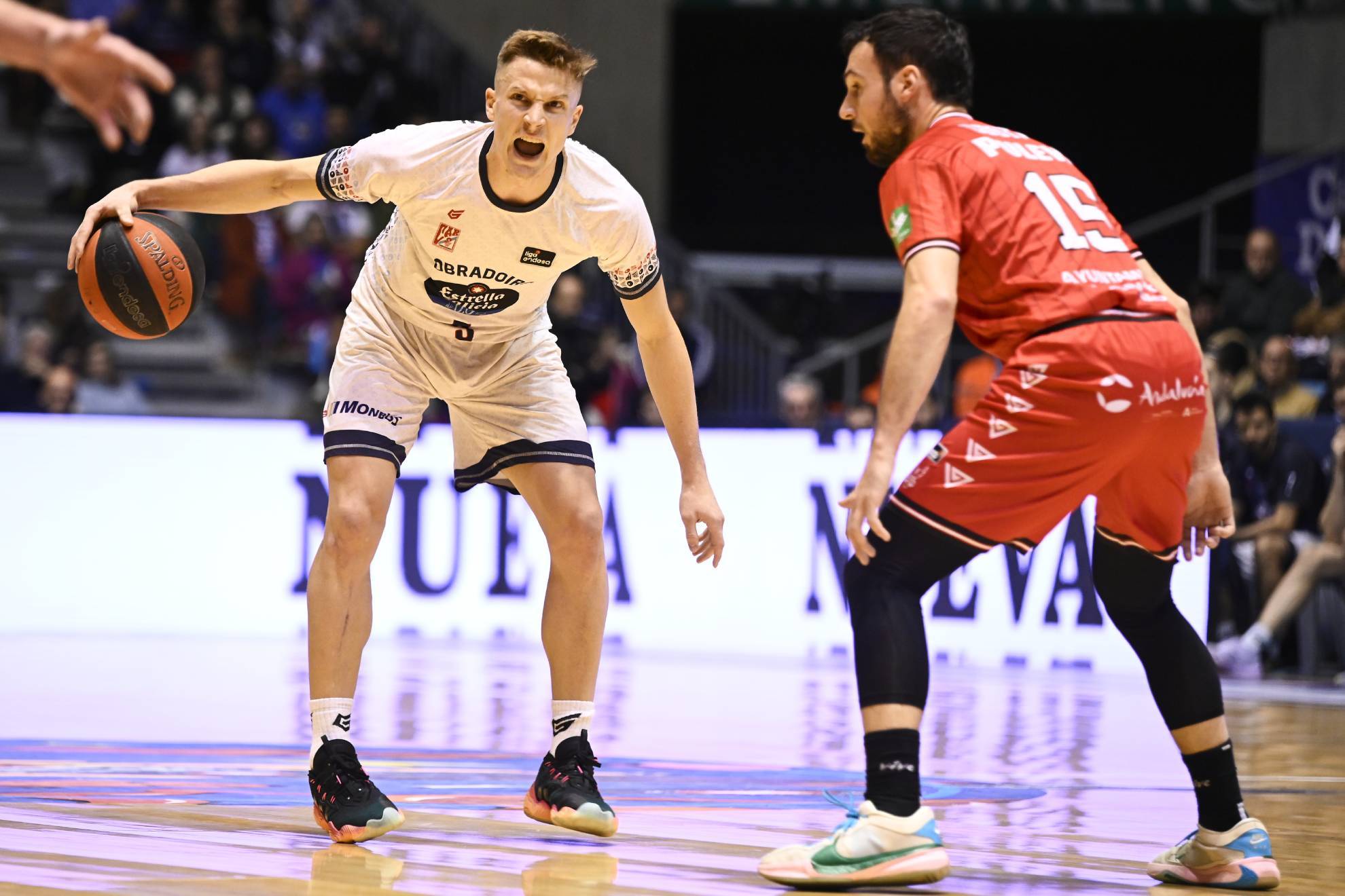 El Covirán Granada toma aire en Santiago con un gran Lluis Costa.