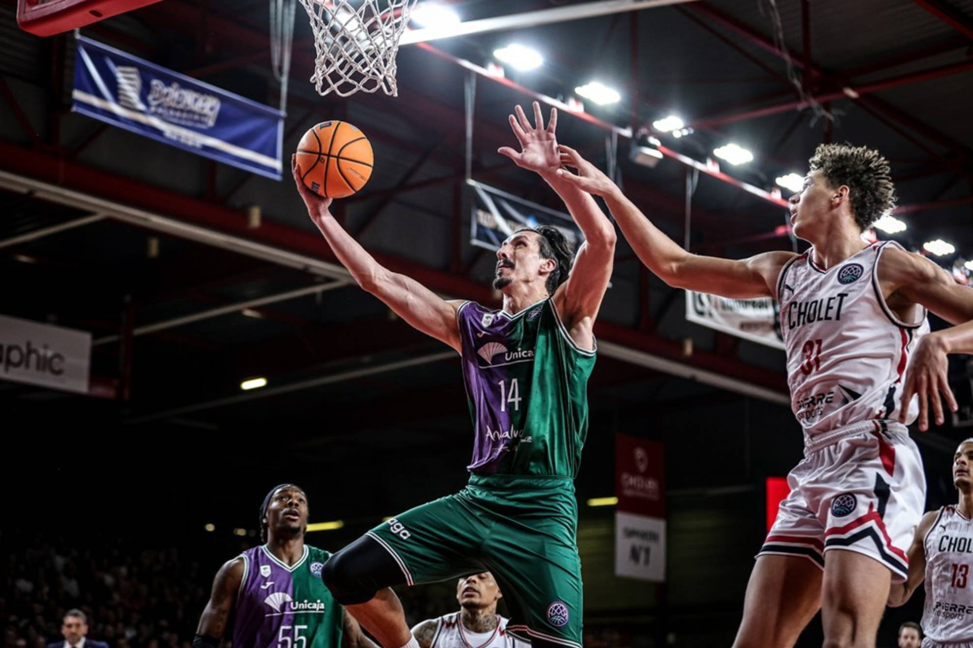 El Unicaja sabe sufrir para ganar en Francia