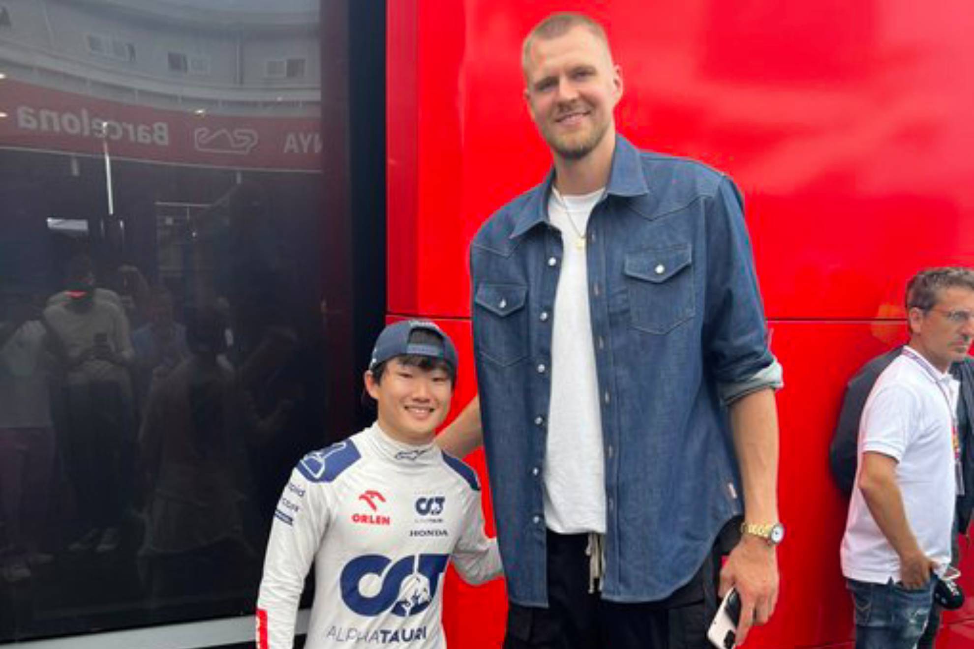 Kristaps Porzingis vs Yuki Tsunoda: NBA y F1 separados por 62 centímetros