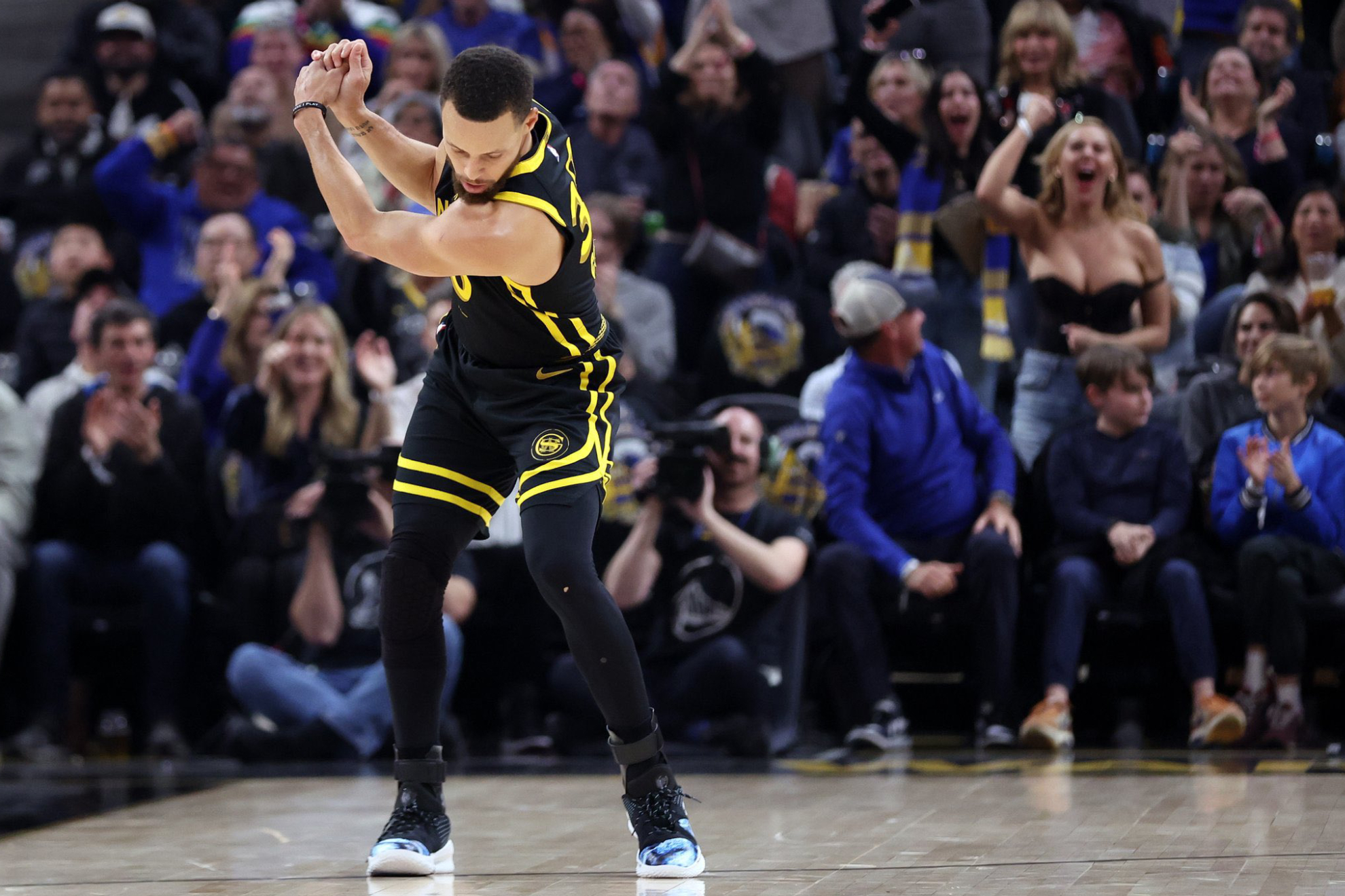 La joven que se está haciendo de oro tras aparecer en una foto de Curry