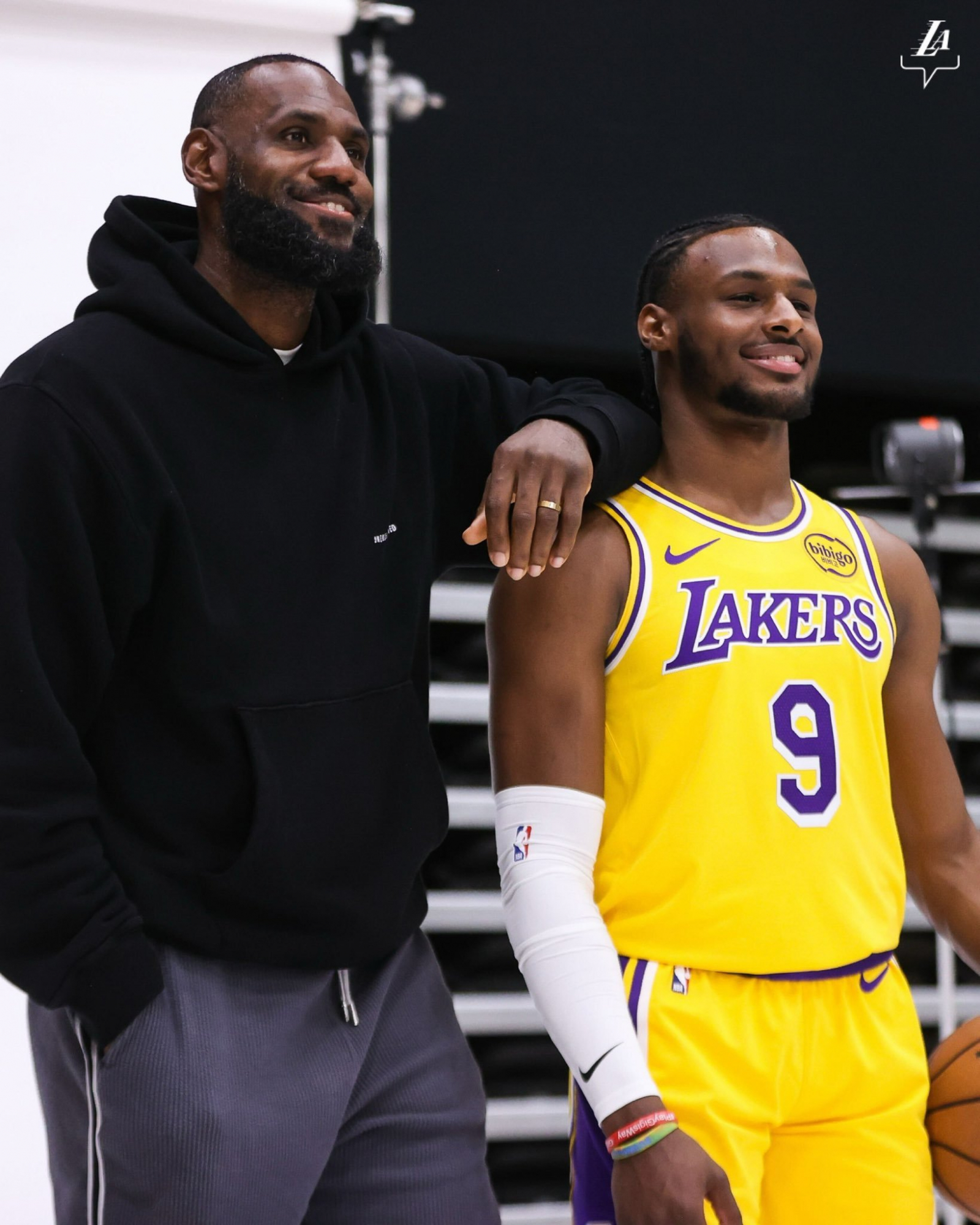 Lebron James De Niño Jugando Baloncesto