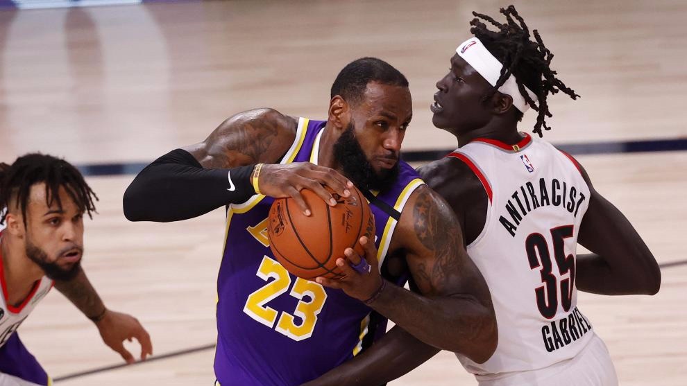El mejor LeBron (38+12+8) anula a los Blazers