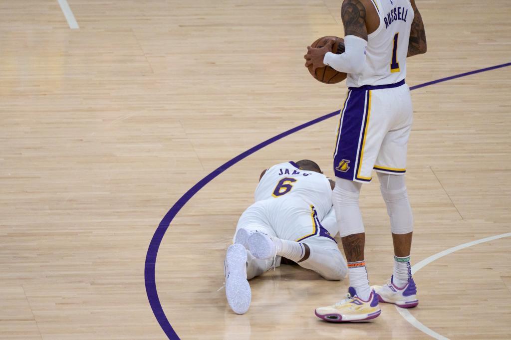 Así fue la sucia acción de Brooks con LeBron por la que fue expulsado