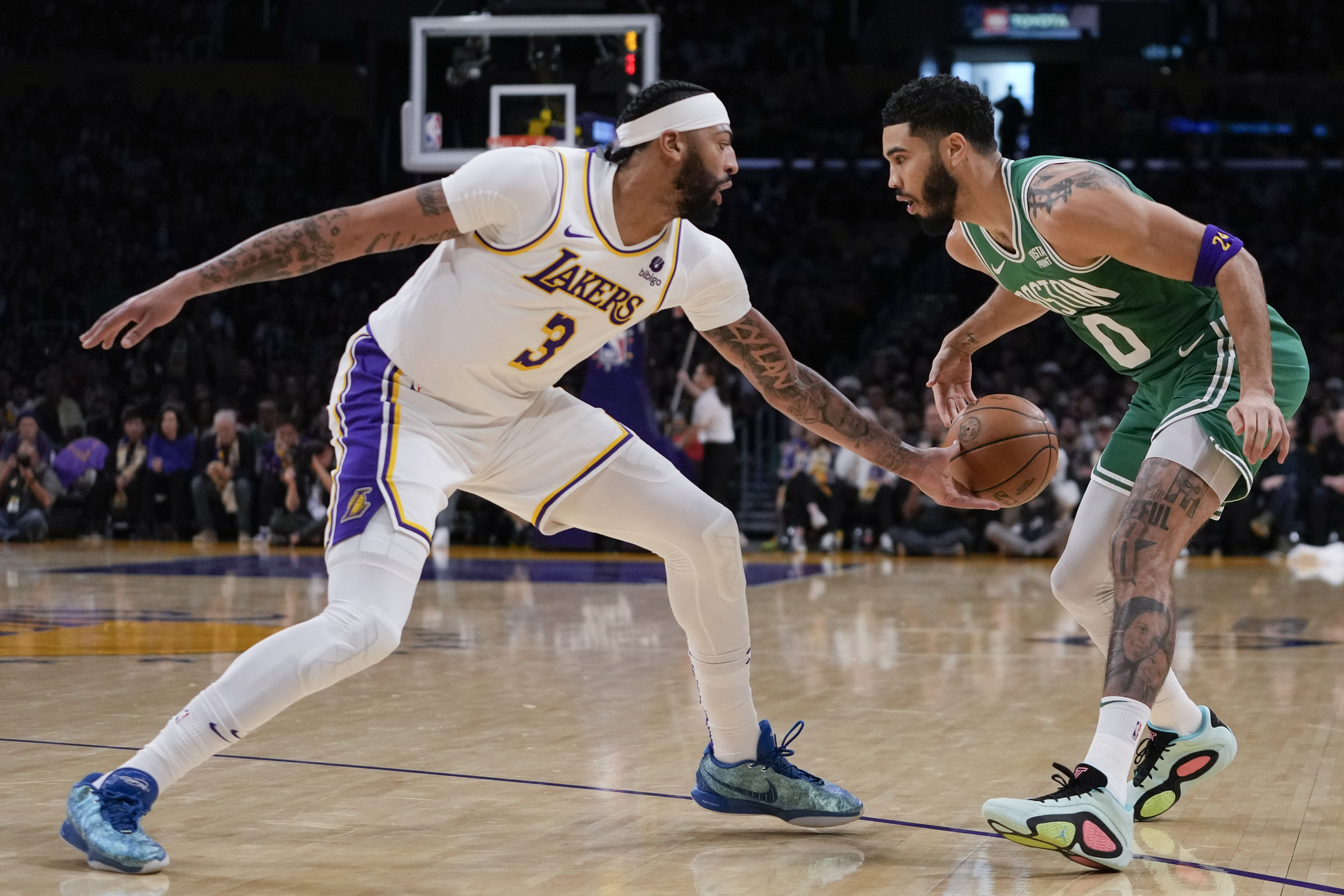 Jayson Tatum homenajea a Kobe contra los Lakers: brazalete púrpura con ...