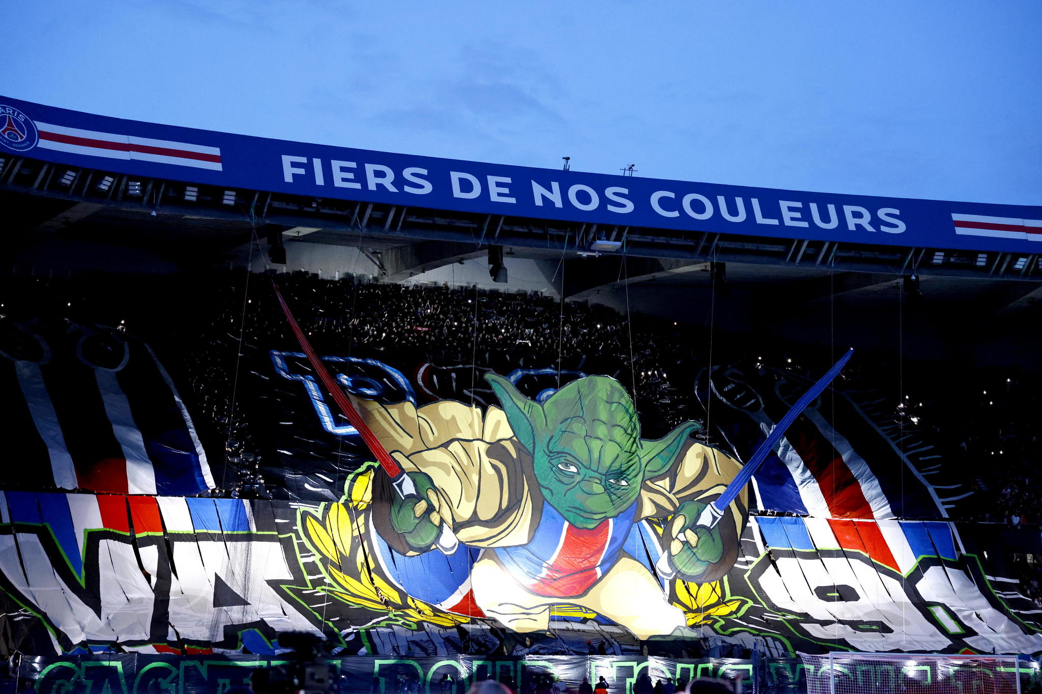 Así han sido los espectaculares tifos de Atlético y PSG... en 3D y con luces