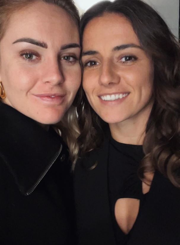 Las jugadoras del Lyon Ellie Carpenter y Danielle van de Donk anuncian ...