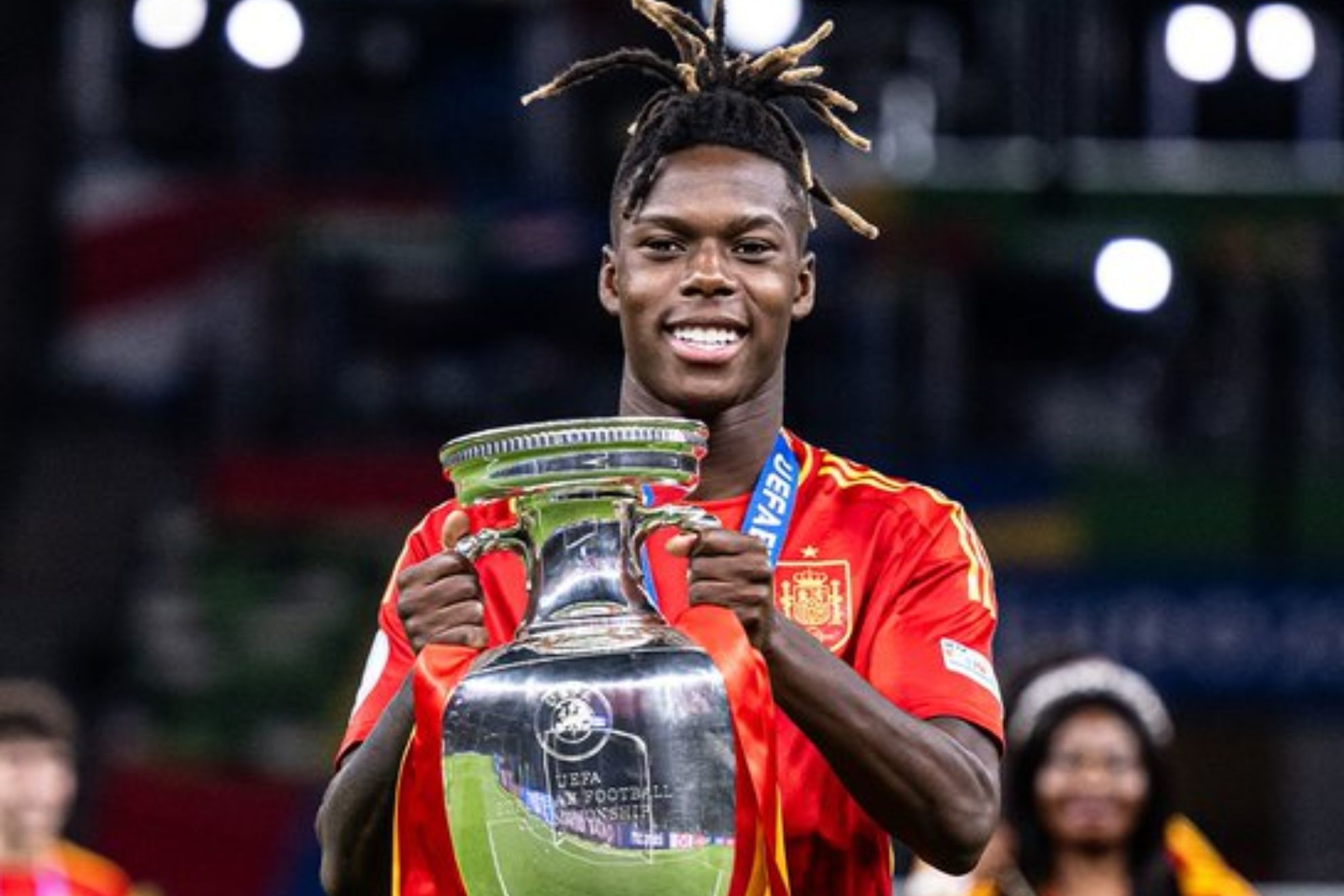 Nico Williams habla con la Eurocopa en brazos: "Siempre he soñado con ...