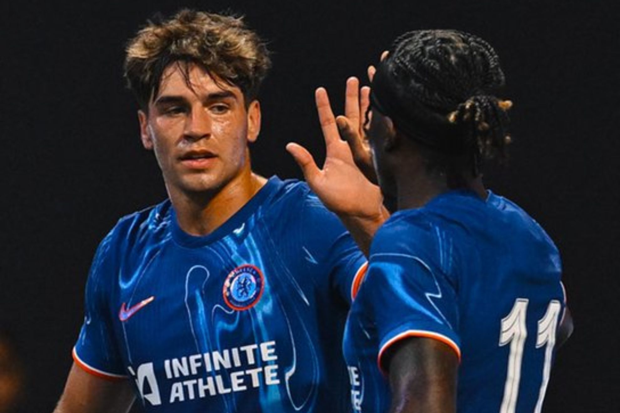 Marc Guiu anota su primer gol y pide sitio para adueñarse del '9' en el ...