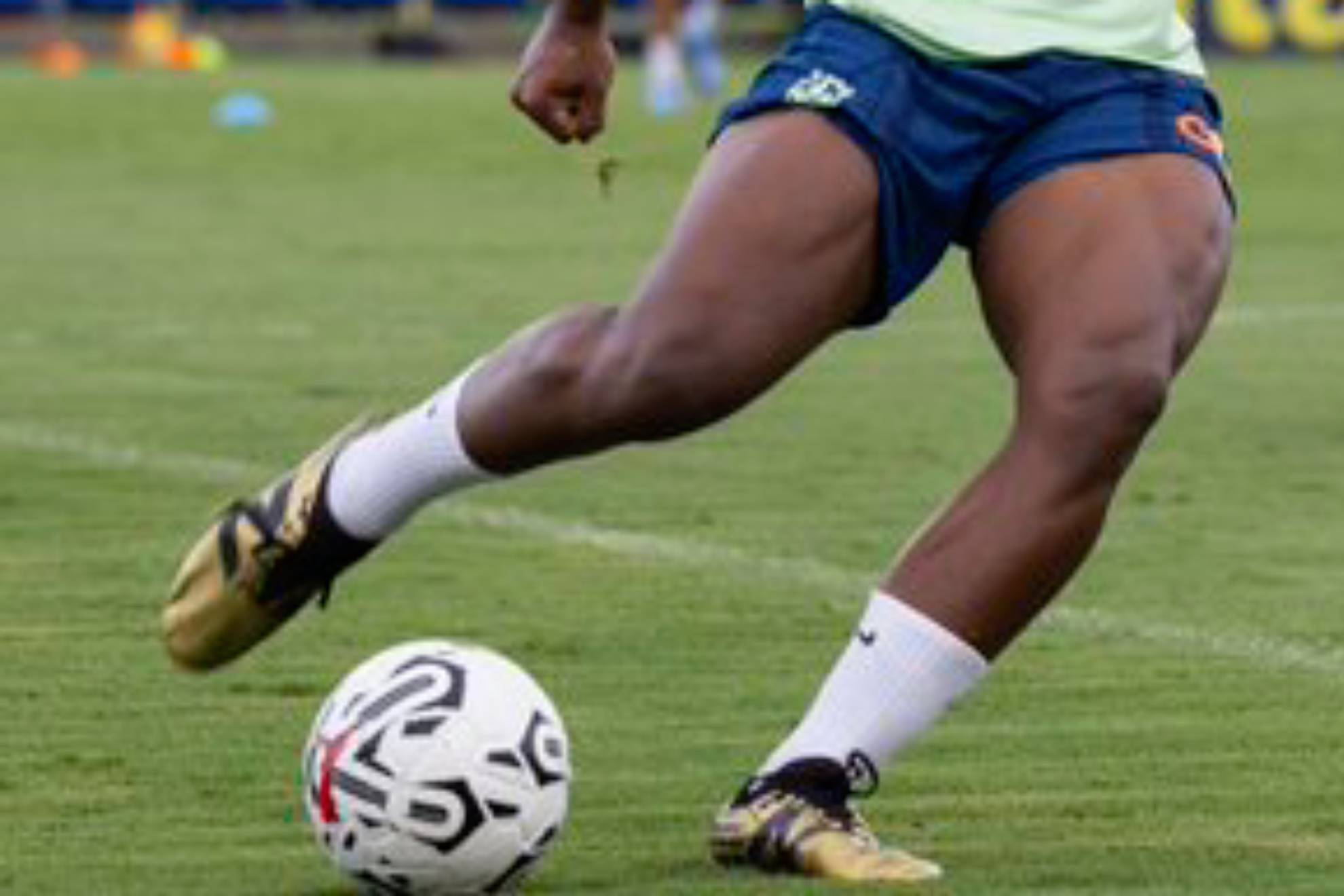 La imagen viral de las piernas de Endrick: el delantero del Real Madrid ...