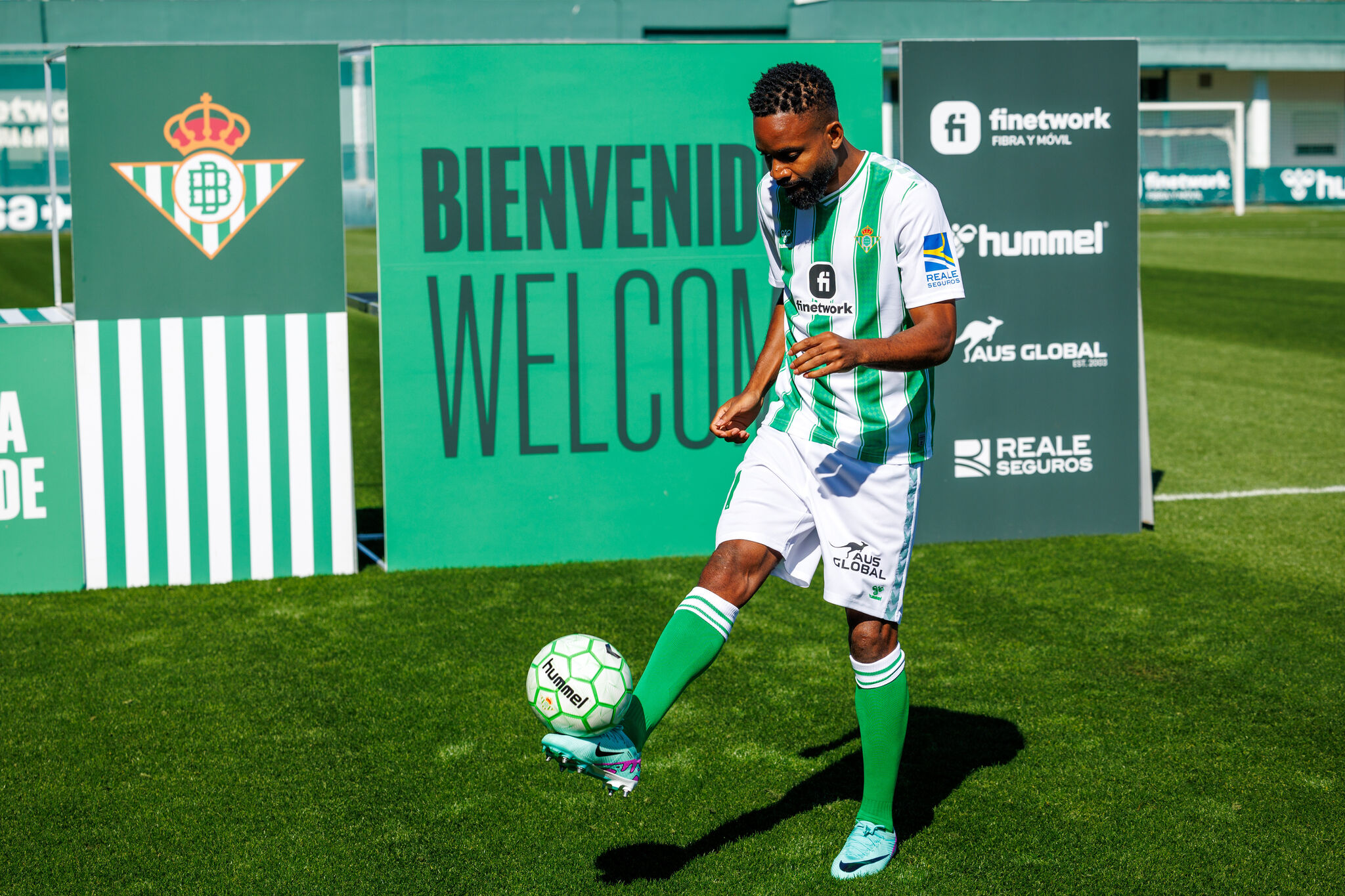 La presentación de Bakambu como nuevo jugador del Betis, en fotos
