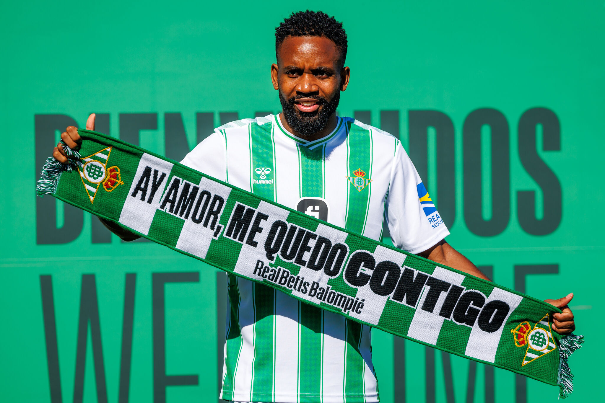 La presentación de Bakambu como nuevo jugador del Betis, en fotos